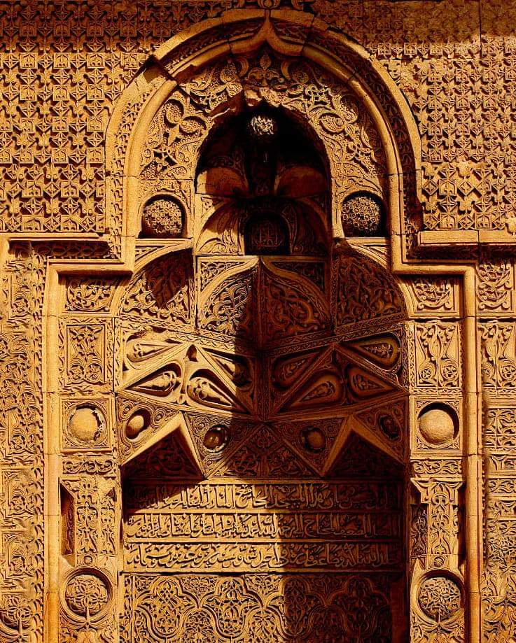 divriği ulu camii ndeki namaz kılan insan silüeti #2016378 - uludağ ...