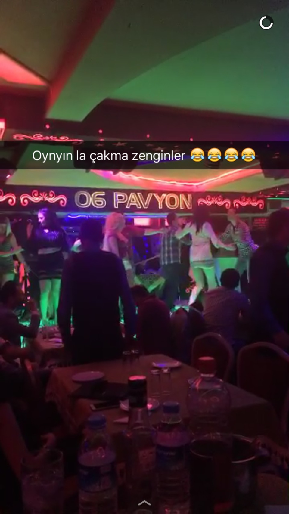 pavyon sanatçılarıyla fotoğraf çekilmek - uludağ sözlük