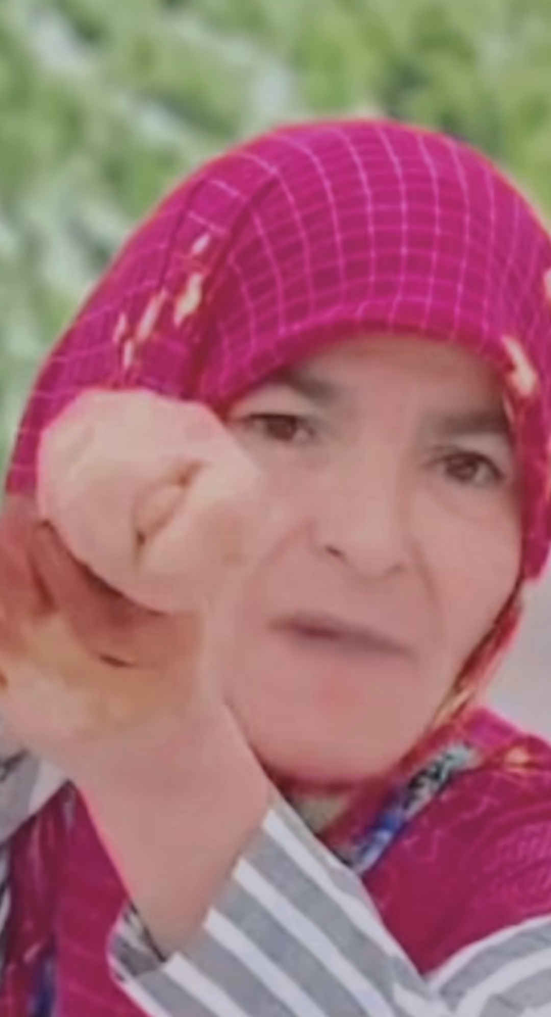 esra erol programında nah işareti yapan kadın - uludağ sözlük galeri